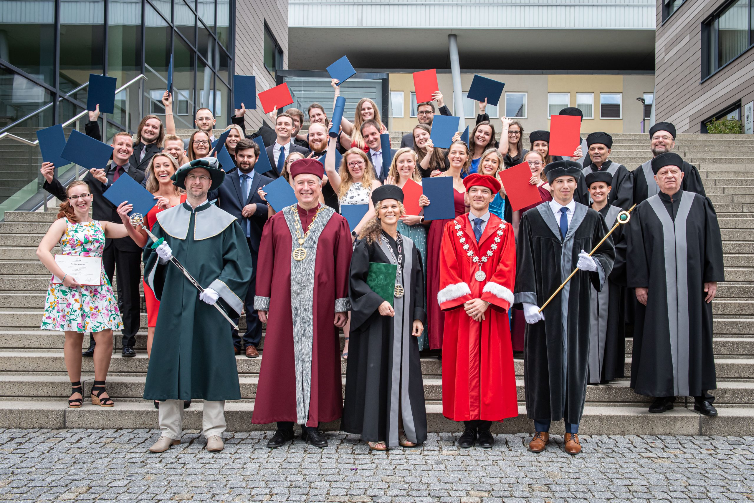 Doktorské promoce na fakultě. Podívejte se na naše fotky! – physics.ujep.cz